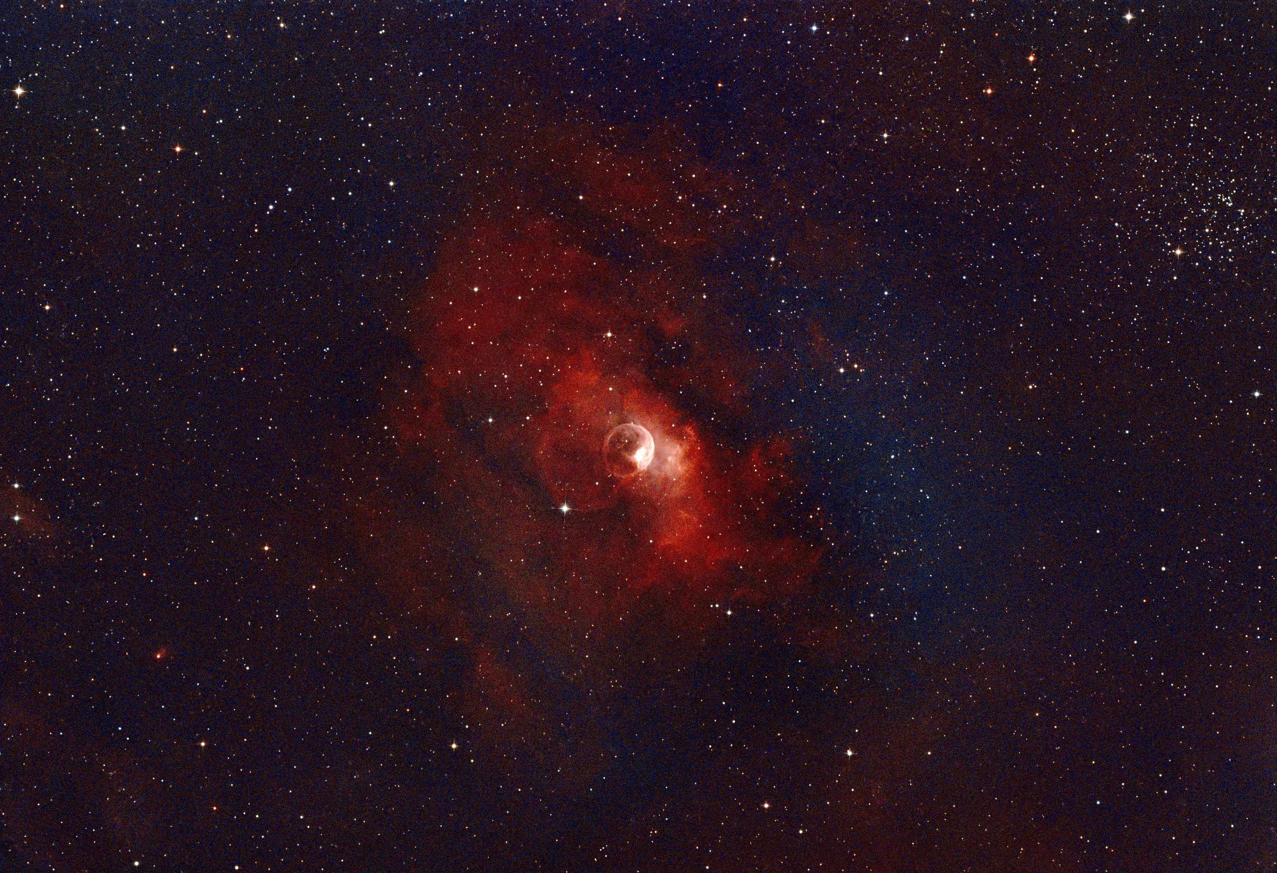 #气泡星云# 气泡星云（NGC 7635），又称气泡星云（Bubble Nebula），是宇宙中一个令人惊叹的发射星云，由英国天文学家威廉·赫 ...