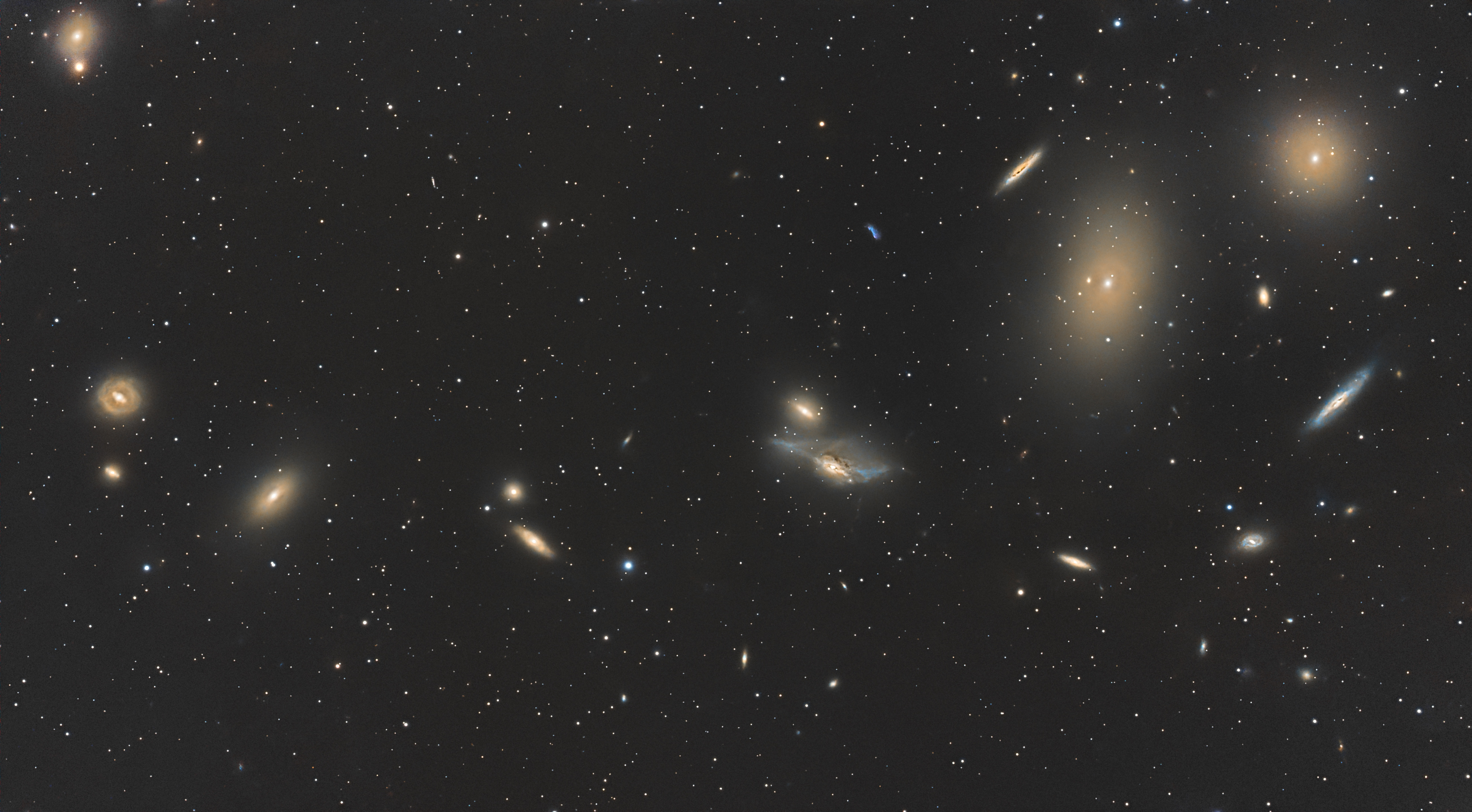 La Cadena de Markarian. 2640x10seg de exposición. Fotografía con y sin estrellas. Es una región ...